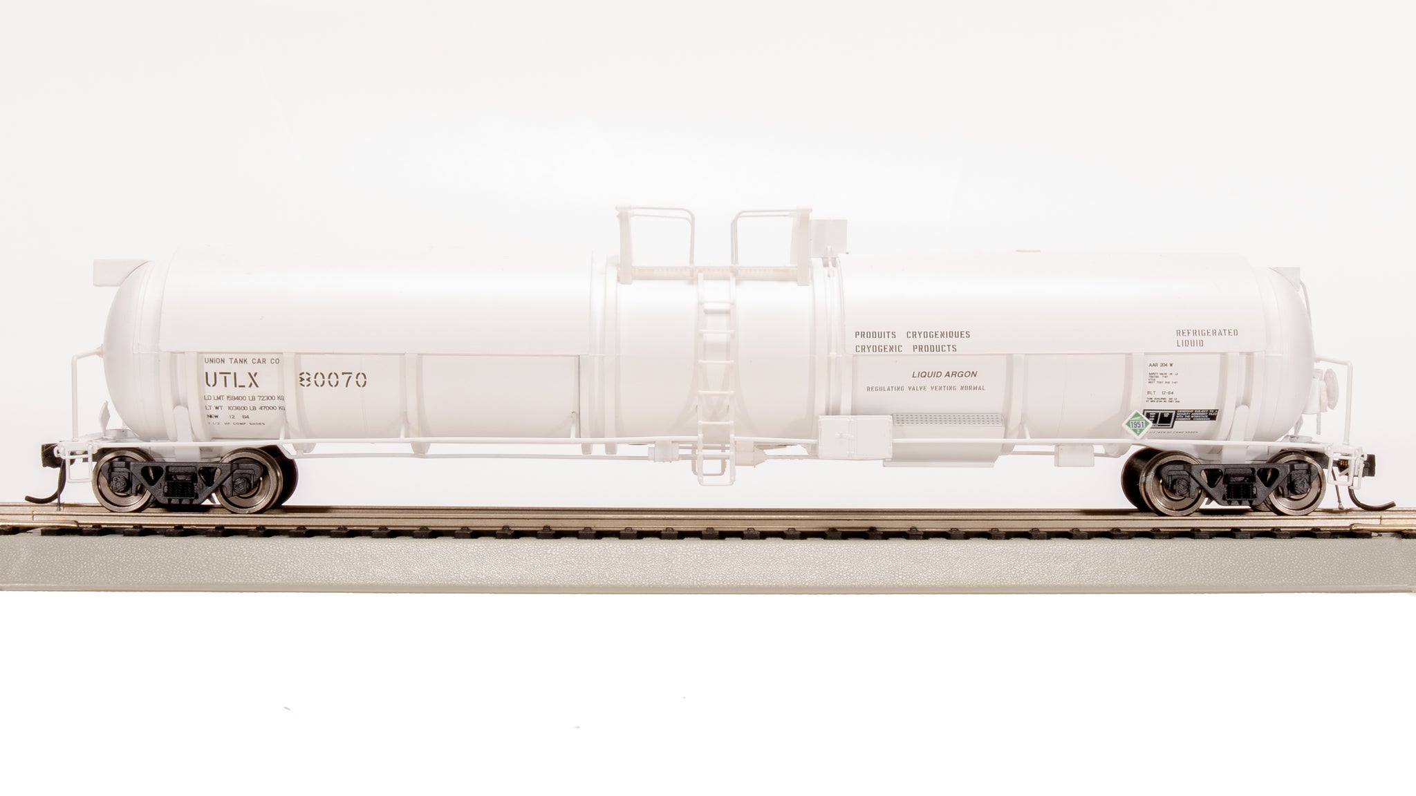8046 Cryogenic Tank Car, UTLX White, Single Car, HO