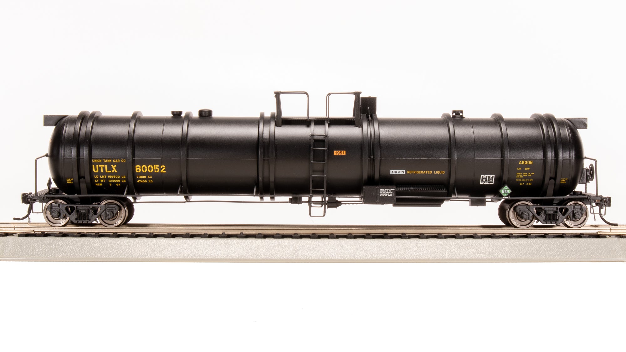 8047 Cryogenic Tank Car, UTLX Black, Single Car, HO